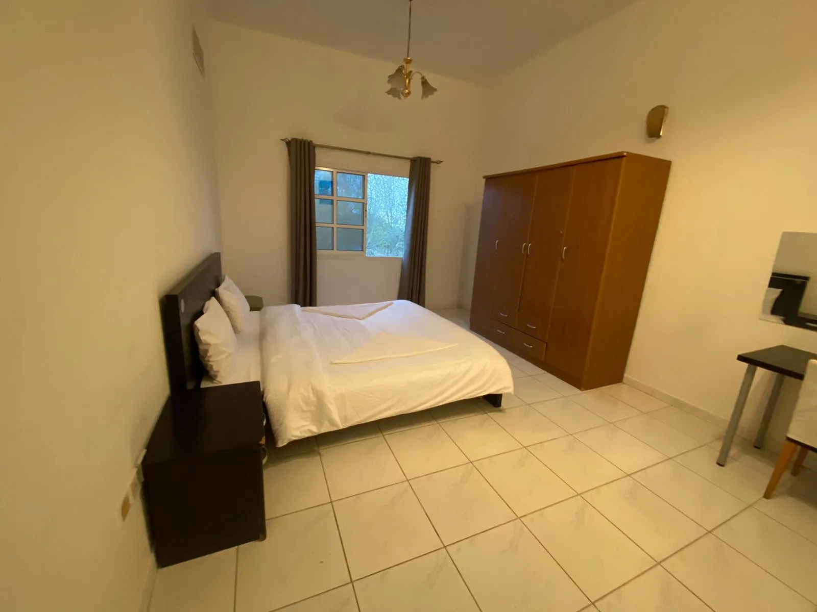 Room in umm suqeim available at a special price